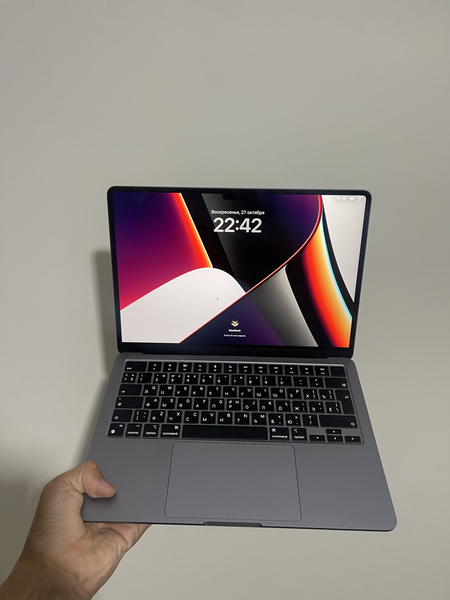 Macbook air 2022 M2 chipli srochniy sotiladi!