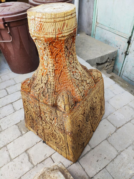 Продам старинную деревянную колонну.