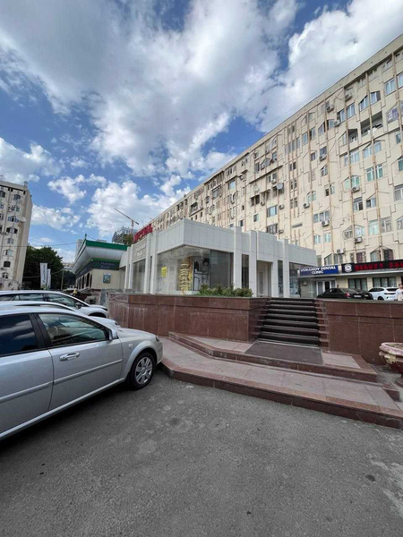 Сдается помещение на 1-ой линии вдоль центр дороги. М: Дужба Народов