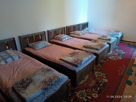 Dacha burchimuloda suv buyiga yaqin manzarali joy