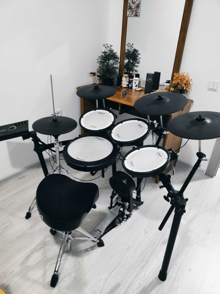 Roland TD17 kvx sotiladi srocna