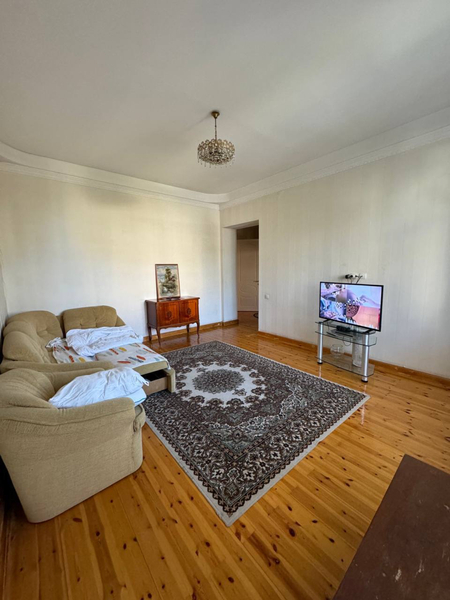 Продается 2/3/3 Сталинка, Алайский рынок