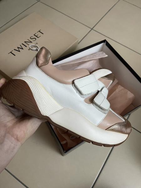 Продам кроссовки twinset 38 размер