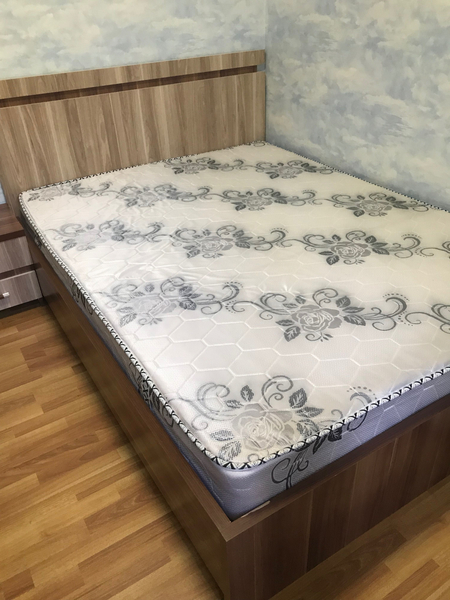 Кравать и тумба.