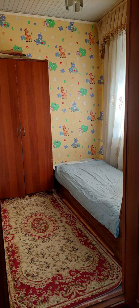 Срочна сотилади. Чилонзор кв. 16. метрони ёнида 4 хонали