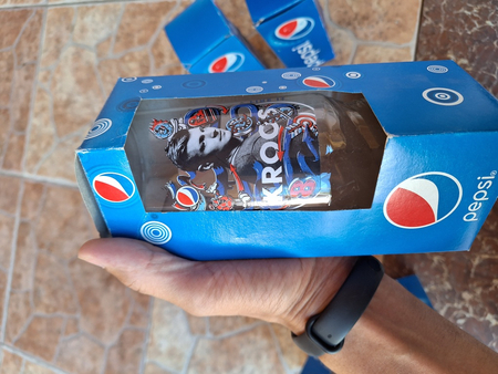 5 ta bakal futbolchilar surati tushirilgan pepsi Brendi ostida
