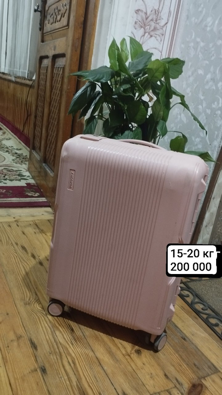 Чемодан прочный отличный