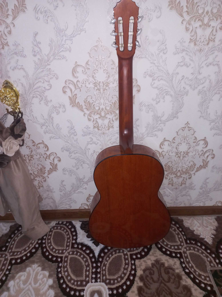 Klassik gitara sotiladi