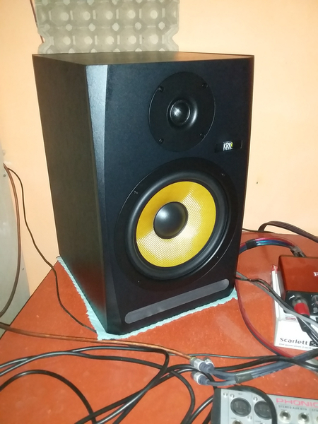 Krk rokit m8 studio monitor holati yangi ishlatilmagan