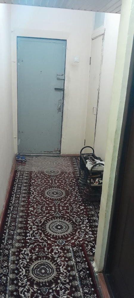 Uy sotiladi 4 etajli dom 1 etaj 2 xonali semewinni  razdelni qilingan