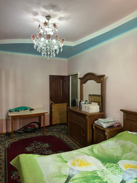 Продам чиланзар 10. Трёх комнатная. Балкон 1,5*3