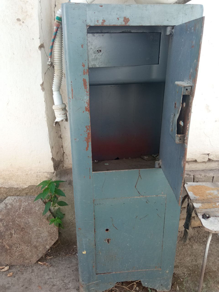 Продаётся сейф металические Б/У