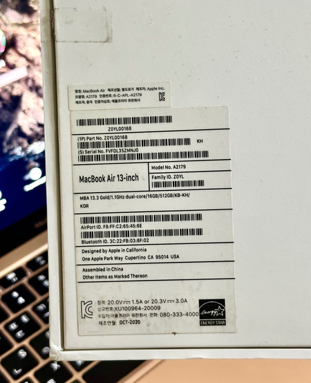 iPad Pro 12.9-inch (4th Generation) Wi-Fi 128GB + iPad Magic Keyboard.