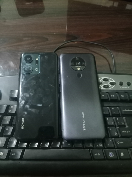 Honor va Tecno Spark Telefonlar sotiladi