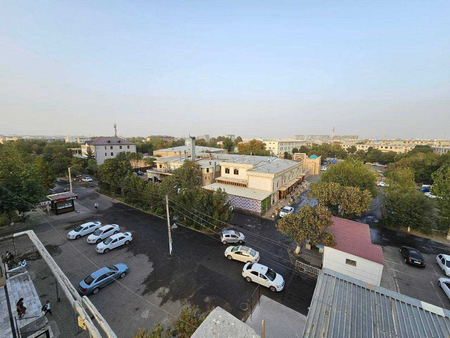 Shahar markazida joylashgan 3 qavatli bino sotiladi.