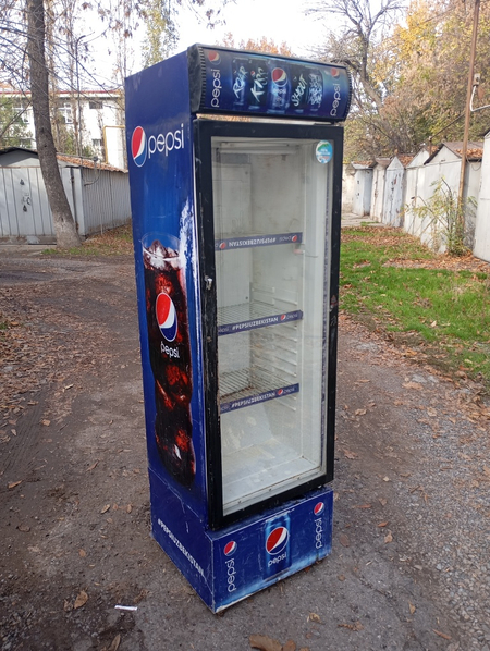 Продаётся холодильник витрина