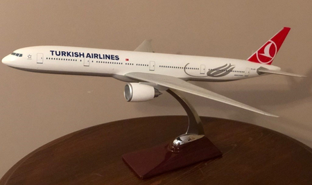 Модель самолета Airbus A321neo в ливрее авиакомпании Turkish Airlines