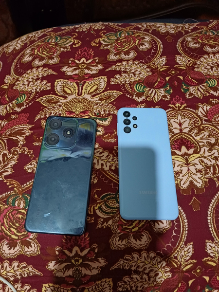 2 ta telefon sotiladi