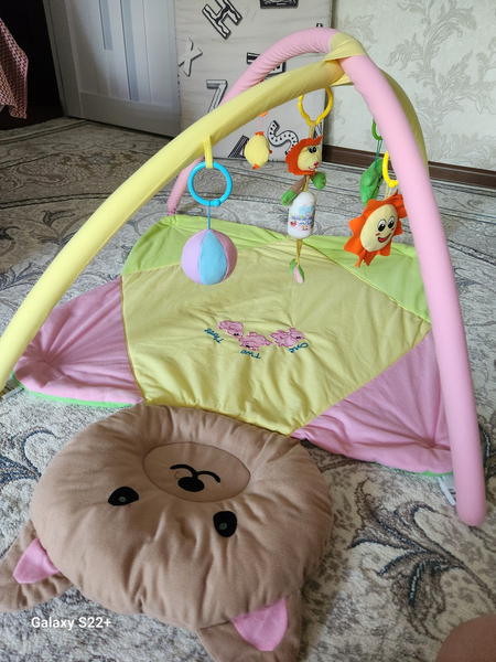 Продаю развивающий коврик для малышей. Игрушки все целые.