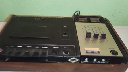 Продаю  магнитофон  AKAI.