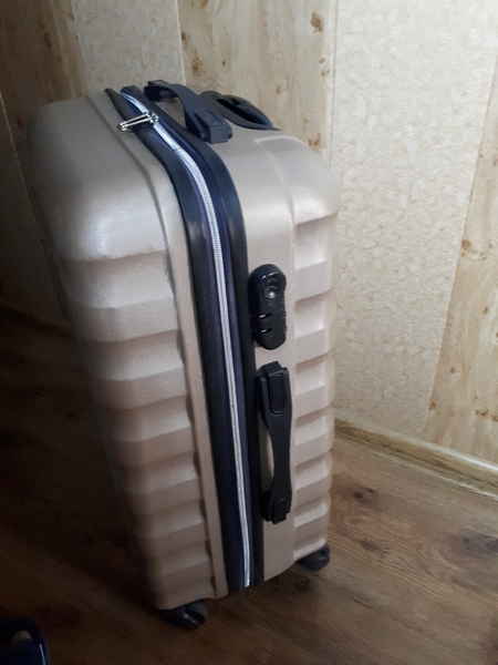 Чемодан из пластика ABS куплены в Дубае.