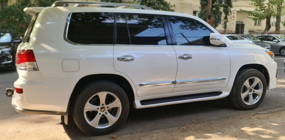 Lexus LX 570 . Белый на чёрном салоне.