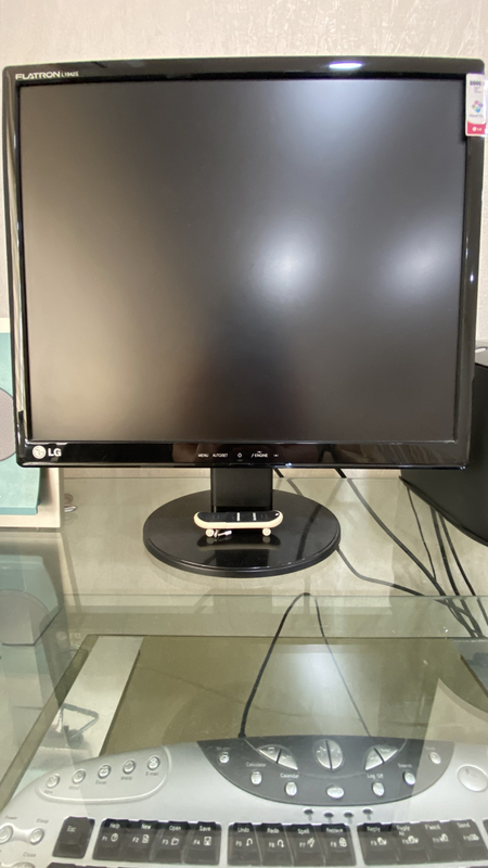 Компьютер LG, компьютерный стол, стул