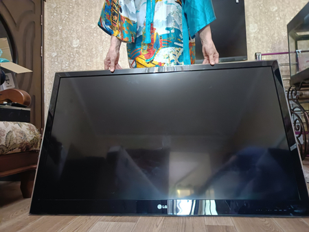 Телевизор LG диагональ 50 дюймов. 3 D.  Работает отлично.
