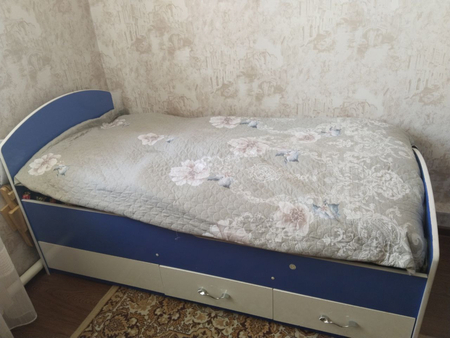 Продается детская кровать и шкаф.