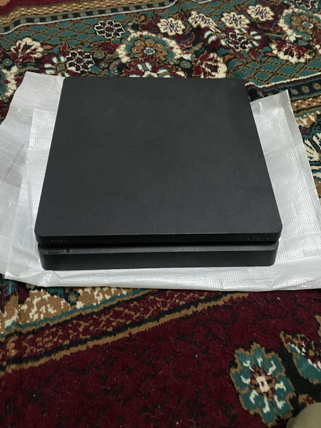 Playstation 4 1TB karobkasi bor