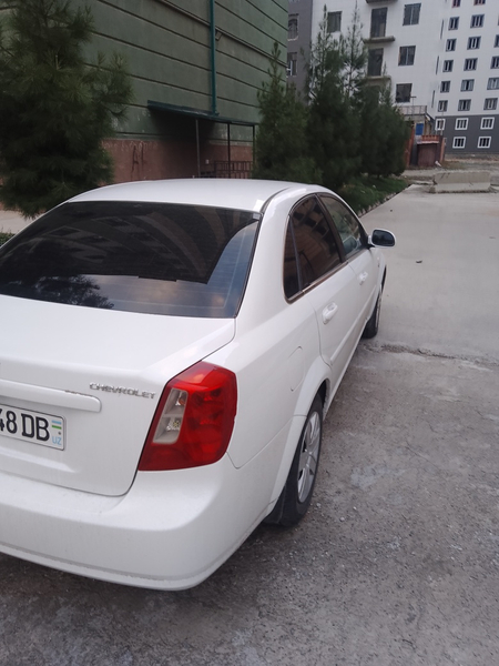 Lasiti supir oq rang uzimizniki tayyor olasiz minasiz