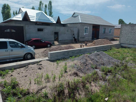Uchasta 4 sotix srochna sotiladi. Oktabr. Mevazor mahallasida.