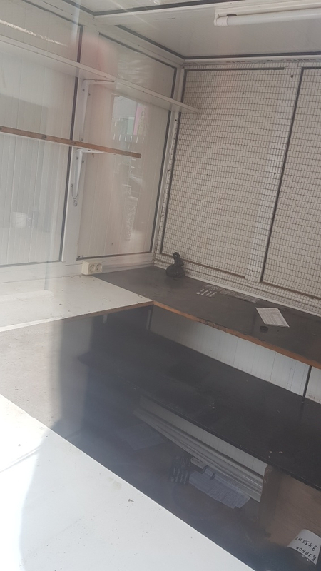 Akfa butka yaxshi xolatda. 2m ga 2m  pol, patalok,  polkalar qilingan