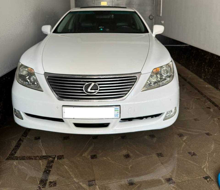 Lexus LS 460L белый