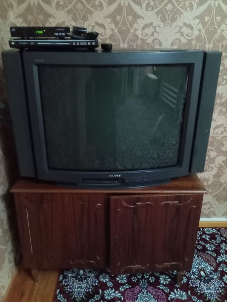 Уголок вместе три шт.  В хорошем состоянии. Телевизор Сони цветной .