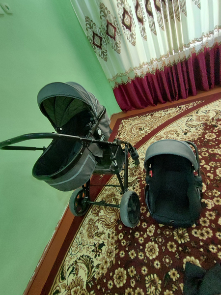 Bolalar kolyaskasi yangiday turibdi