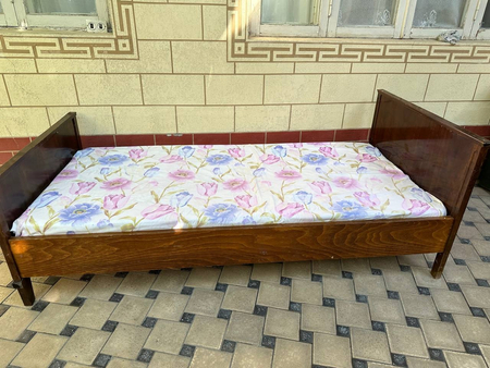 1та диван,2та кресло,2та крават,1та газ плита,1та духовка,1та стенка