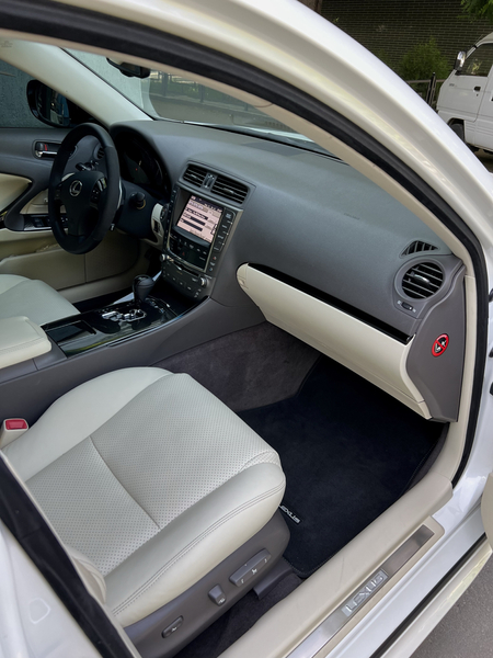 Lexus is 2011 restyling