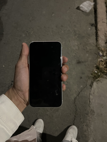 Iphone xr rangi oq ideal usiliniy qoyilgan 64gb kar dok bor 100% real
