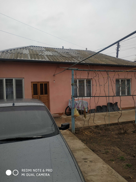 Уй сотилади,янгийул шахарда 3 сотих