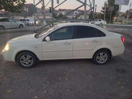 Lasetti 1.8 sotiladi
