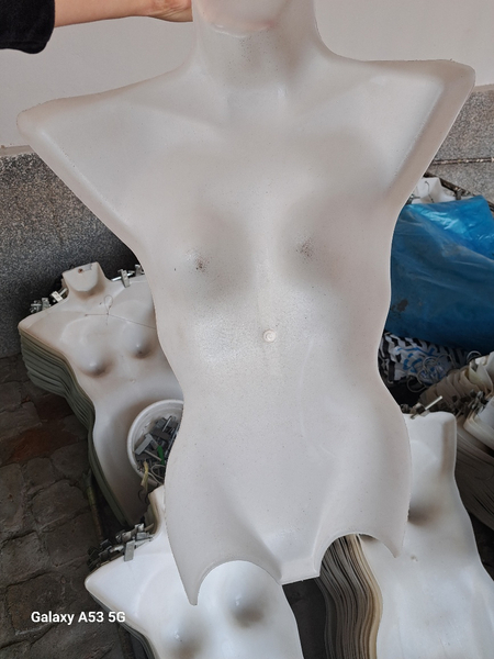 Maniken. Kiyim va material uchun