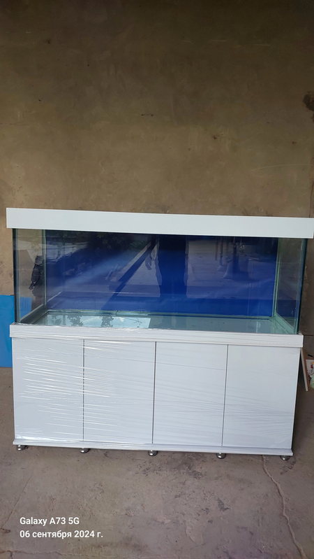 Akvarium sotiladi razmer 150 sm uzunligi eni 45 sm boyi 65 sm Tumbasi