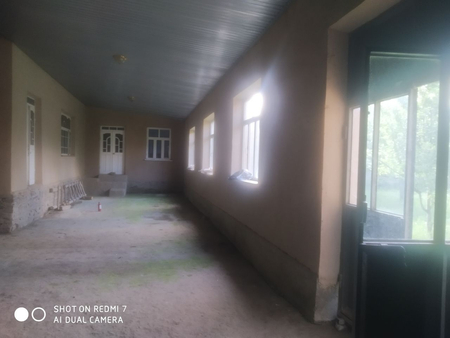 Uy sotiladi trassa chetida 28-sotix 9 xonali