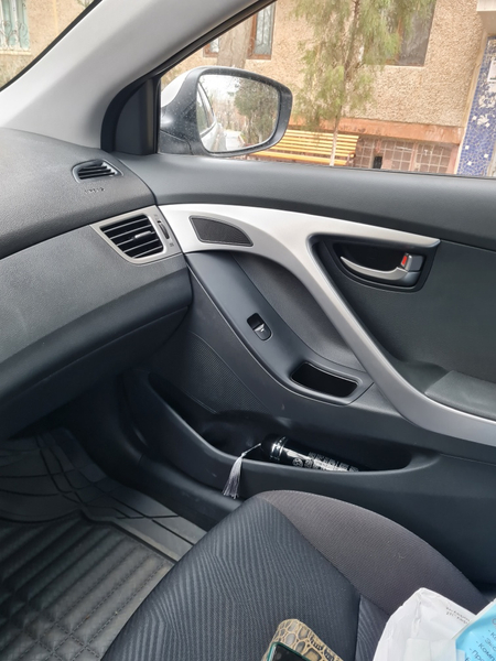 Hyundai elantra 2012 год 133.000 км пробег не битая не крашеная
