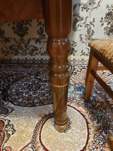 Продаётся стол и стулья