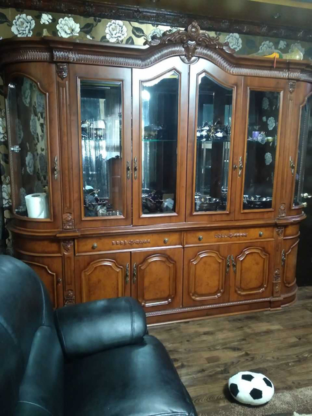 Китай мебели Стенка сервант кам ишлатилган. Янгидек. Размер :3* 2.4