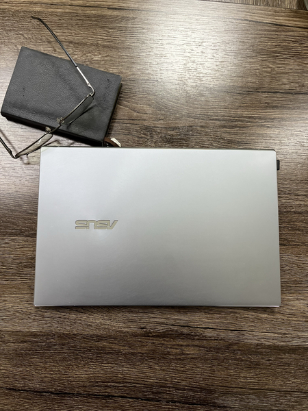 Asus ZenBook 12 soat yetadigan quvvat