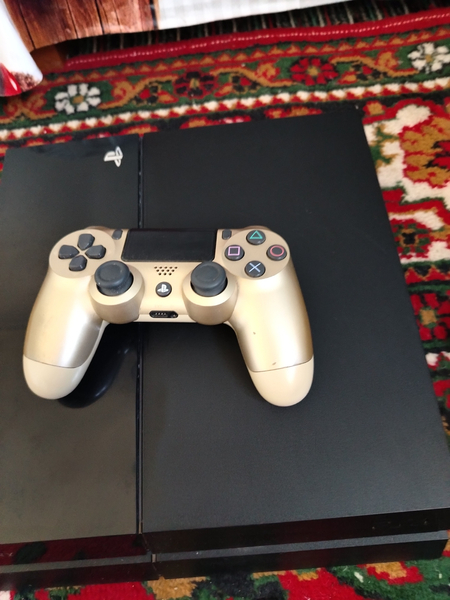 PlayStation 4 normol xolati pomyat 1 tb qoshimcha 500