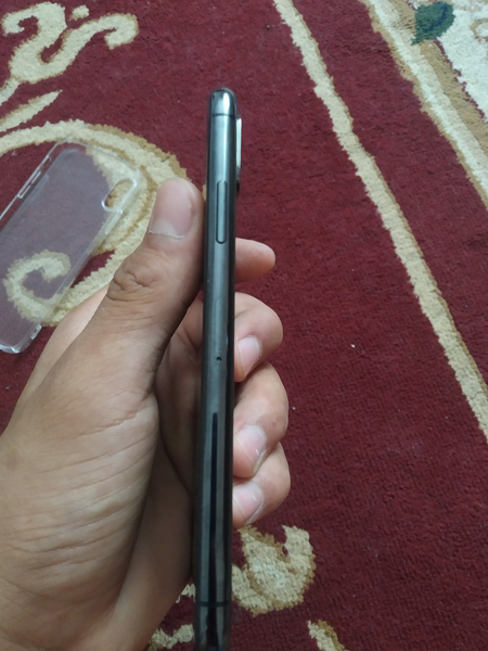 iPhone xs.    64